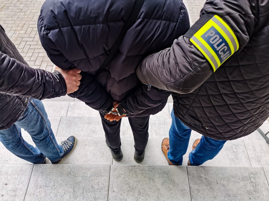 ZATRZYMANY NA GORĄCYM UCZYNKU ZA OSZUSTWO "NA POLICJANTA" - Aktualności - KMP Białystok